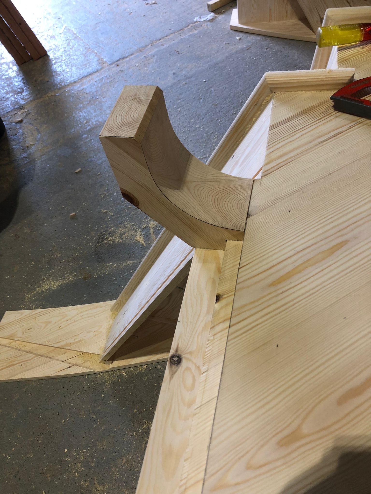 Softwood cut wreathed string staircase - London - DAB Stairs